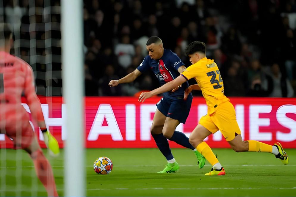 Cậu thiếu niên 17 tuổi biến siêu sao Mbappe thành 'gã học việc' tại C1