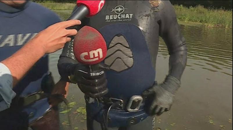 Ronaldo bị dí mic vào mặt và cái kết 'đáng đời'