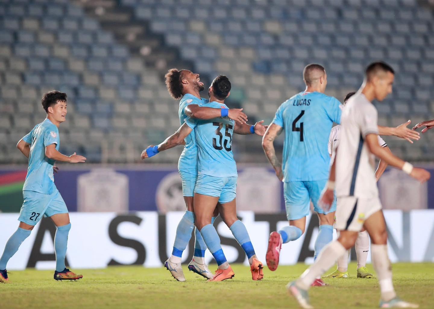 CĐV Đông Nam Á đồng loạt phản ứng khi Xuân Son lập hat-trick siêu hạng