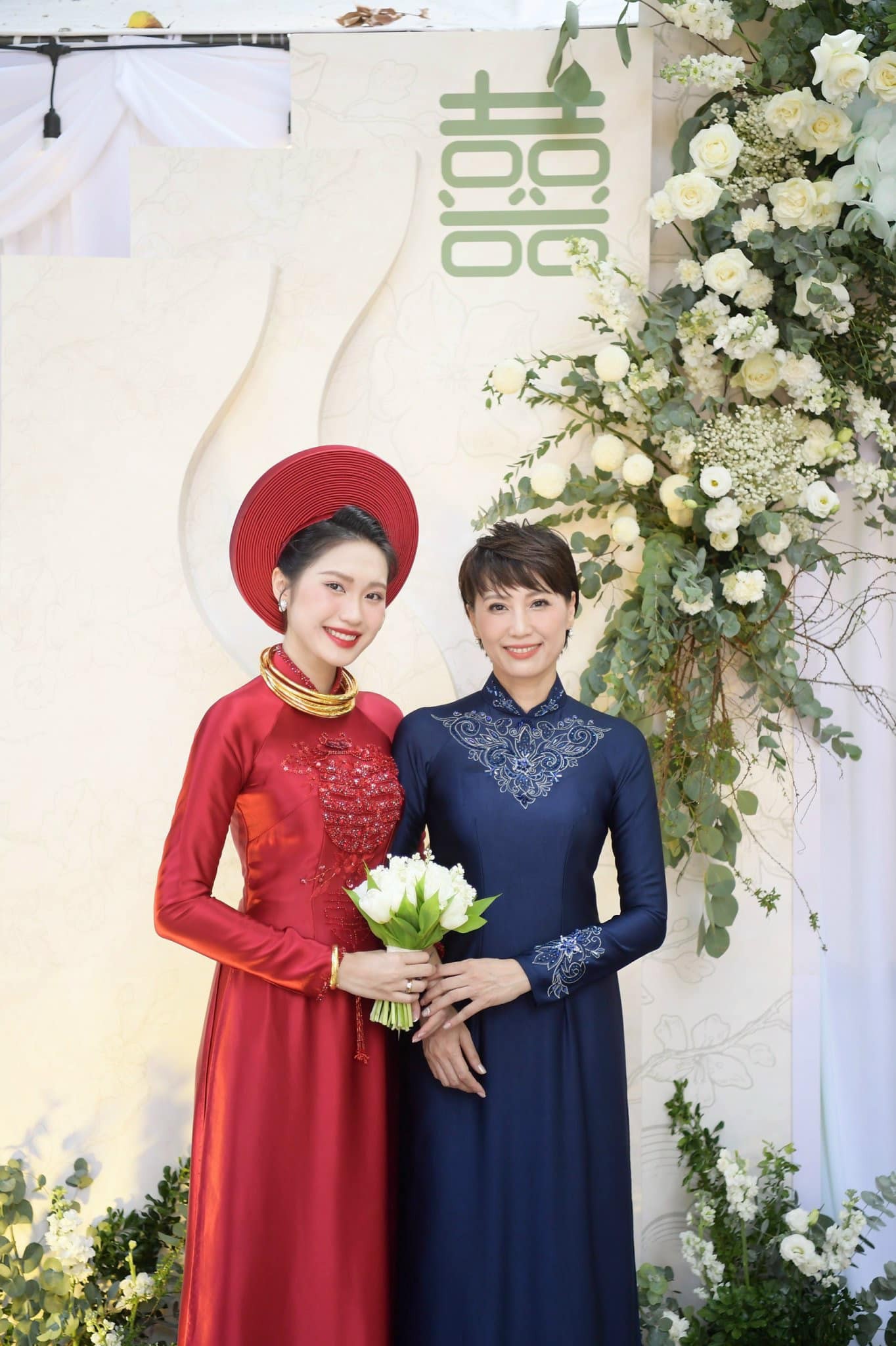 Mẹ vợ Đoàn Văn Hậu gây sốt khi diện đồ tắm 'tí hon', khoe dáng nuột ...