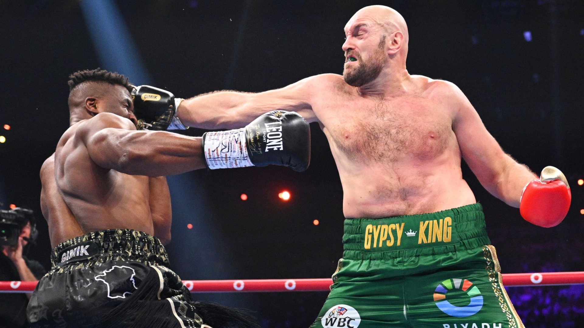 Tyson Fury chiến thắng trước Ngannou gây tranh cãi