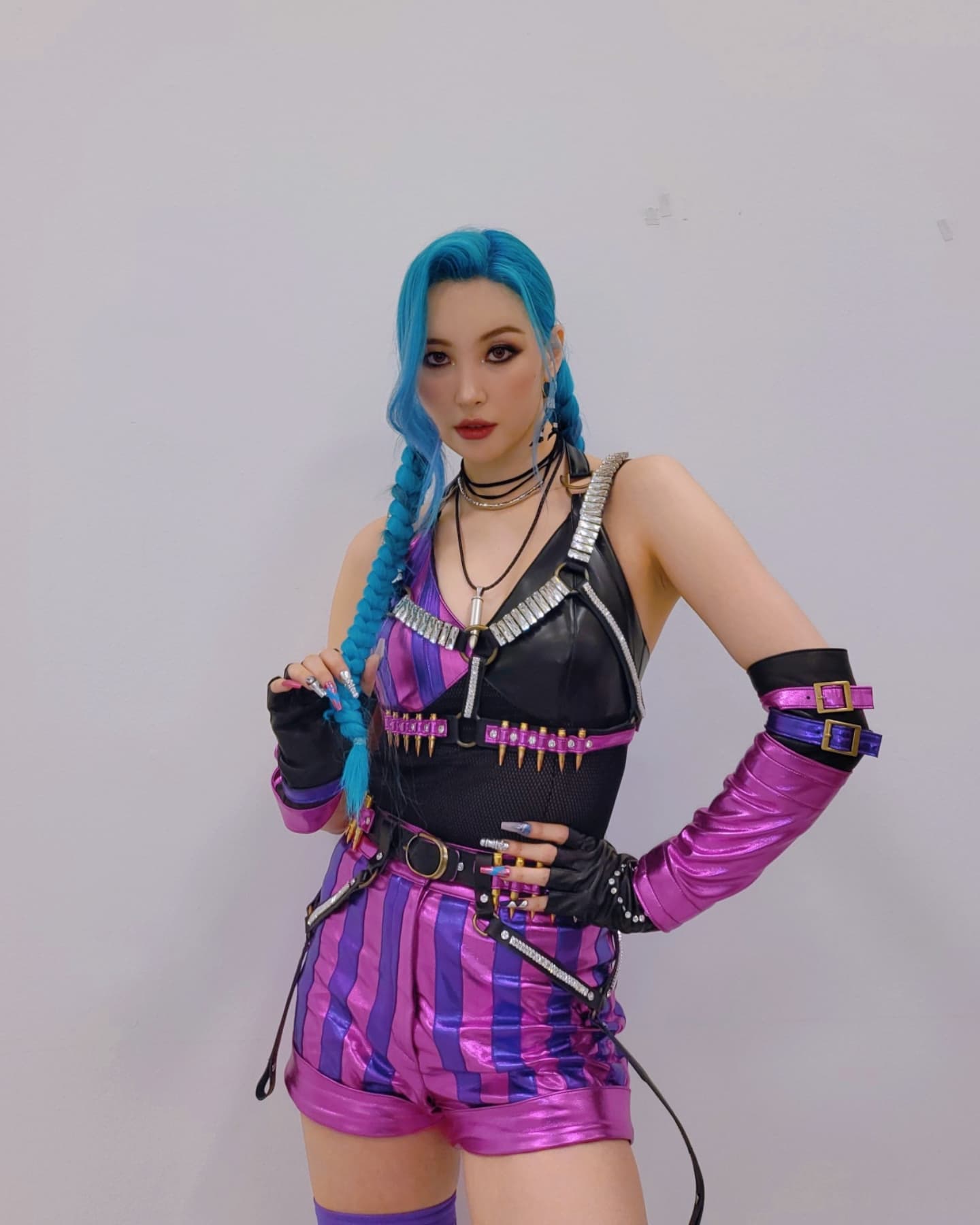 Nữ hoàng gợi cảm SUNMI cosplay Jinx trong show ca nhạc của KBS