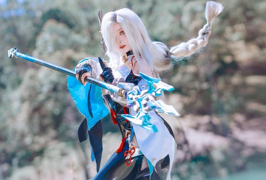 Cosplay Shenhe trong Genshin Impact tới từ coser Sayo Momo