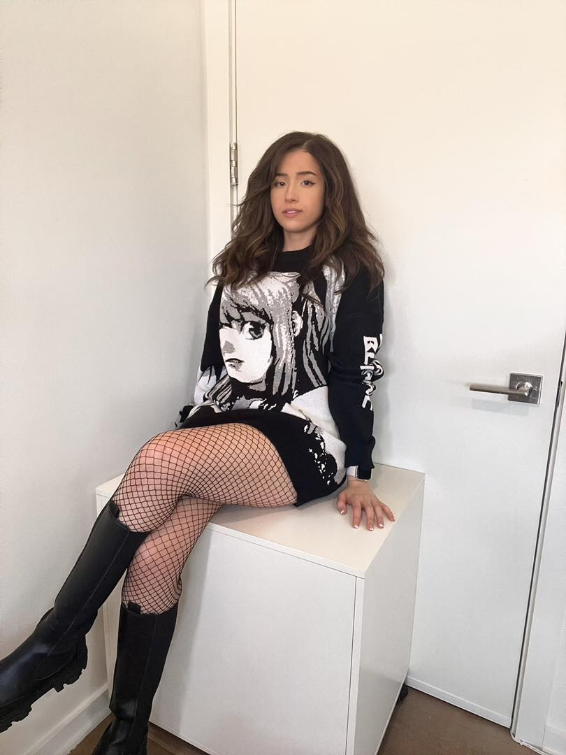 Ngắm nhan sắc Pokimane - nữ streamer nổi tiếng nhất trên Twitch