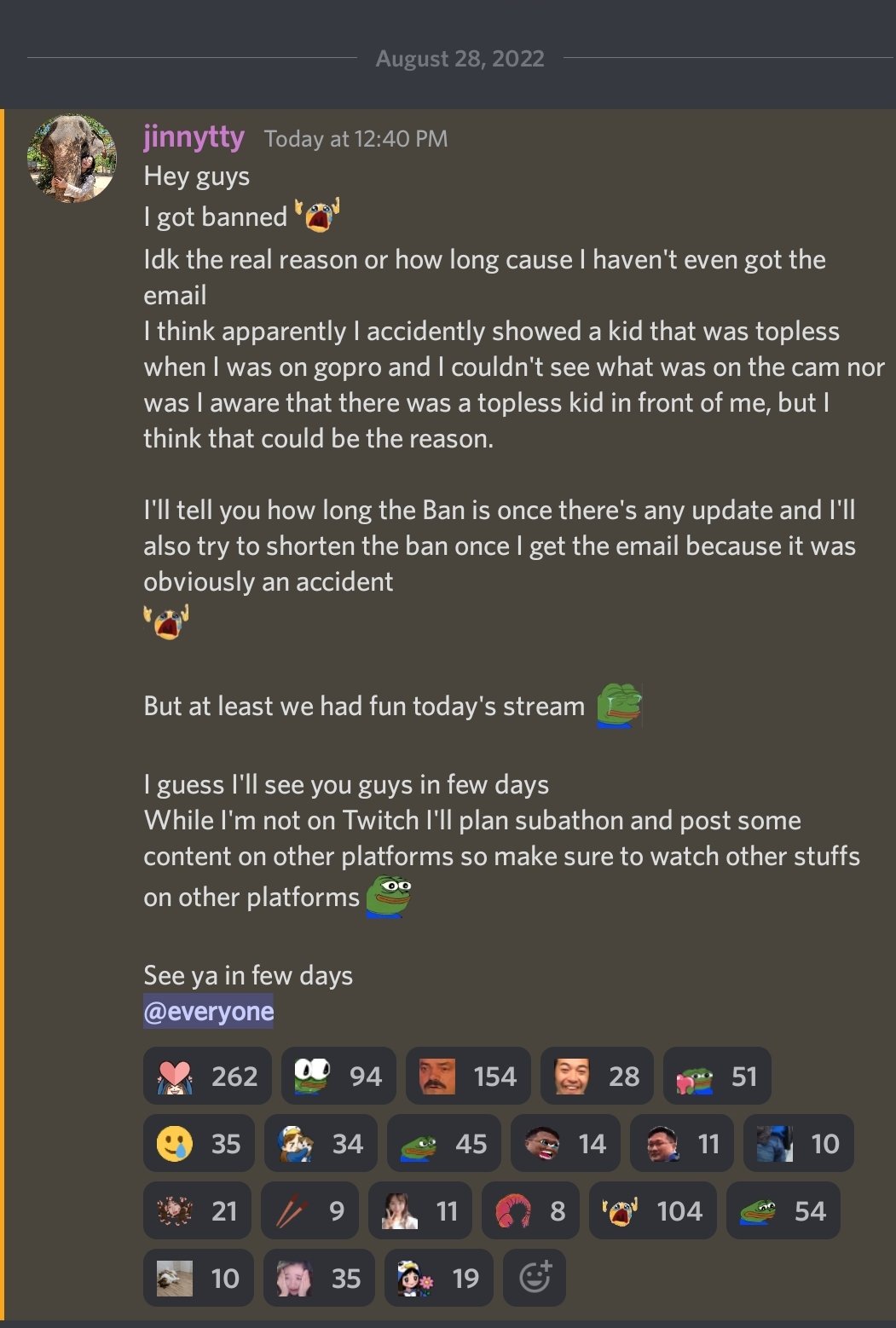 Nữ streamer bị Twitch cấm sóng vì 'tai nạn bên bờ biển'