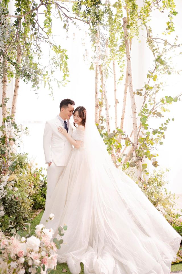 Streamer Bộ Bim hạnh phúc bên bà xã xinh đẹp trong ngày cưới