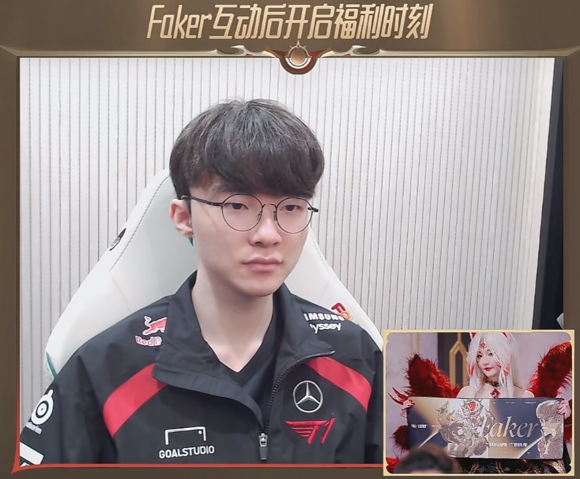 Nữ BLV cosplay skin Ahri Huyền Thoại Bất Tử của Faker