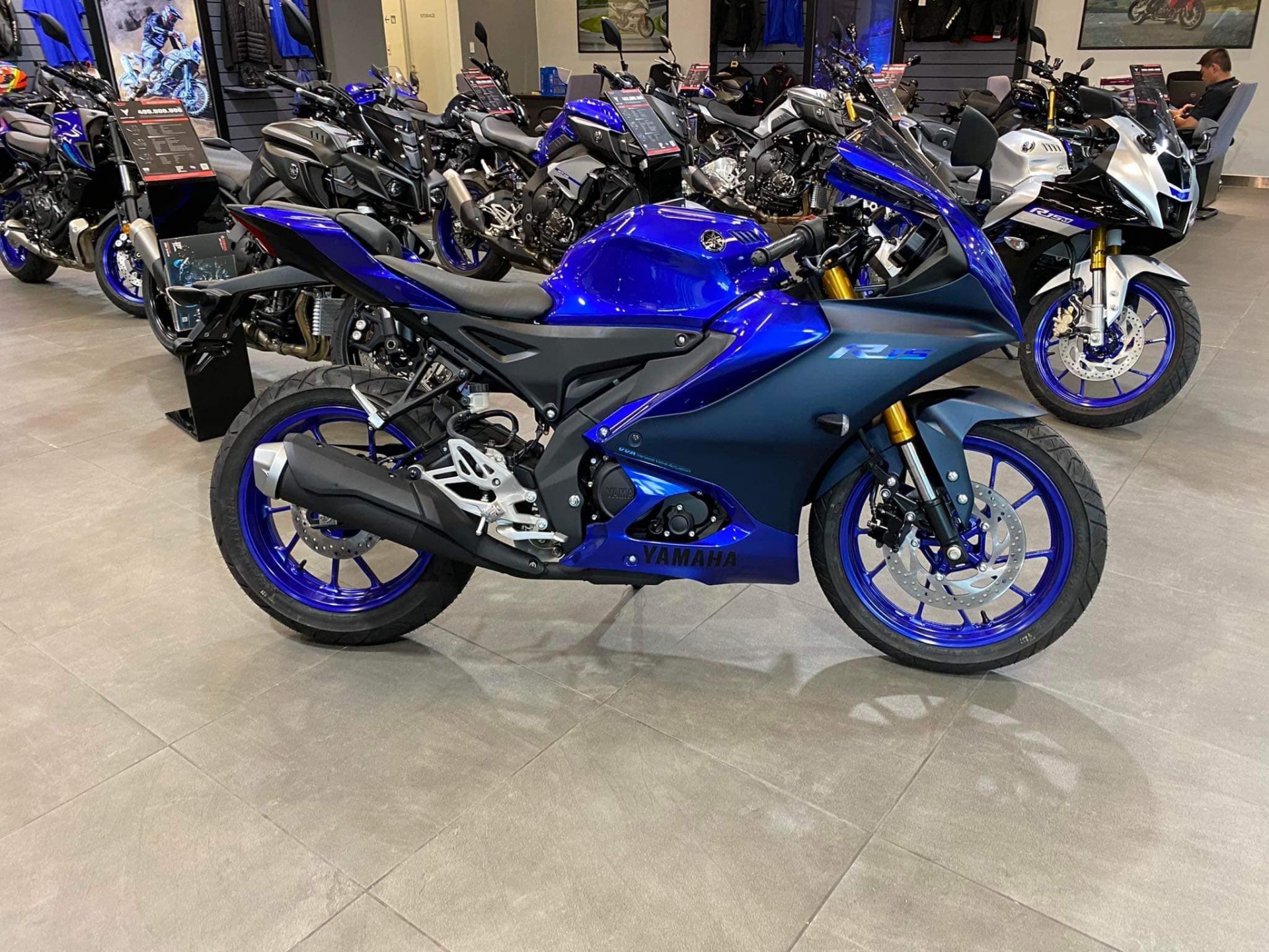 Cận cảnh Yamaha R15 và R15M tại đại lý: thiết kế siêu đẹp, giá từ 78-87 ...