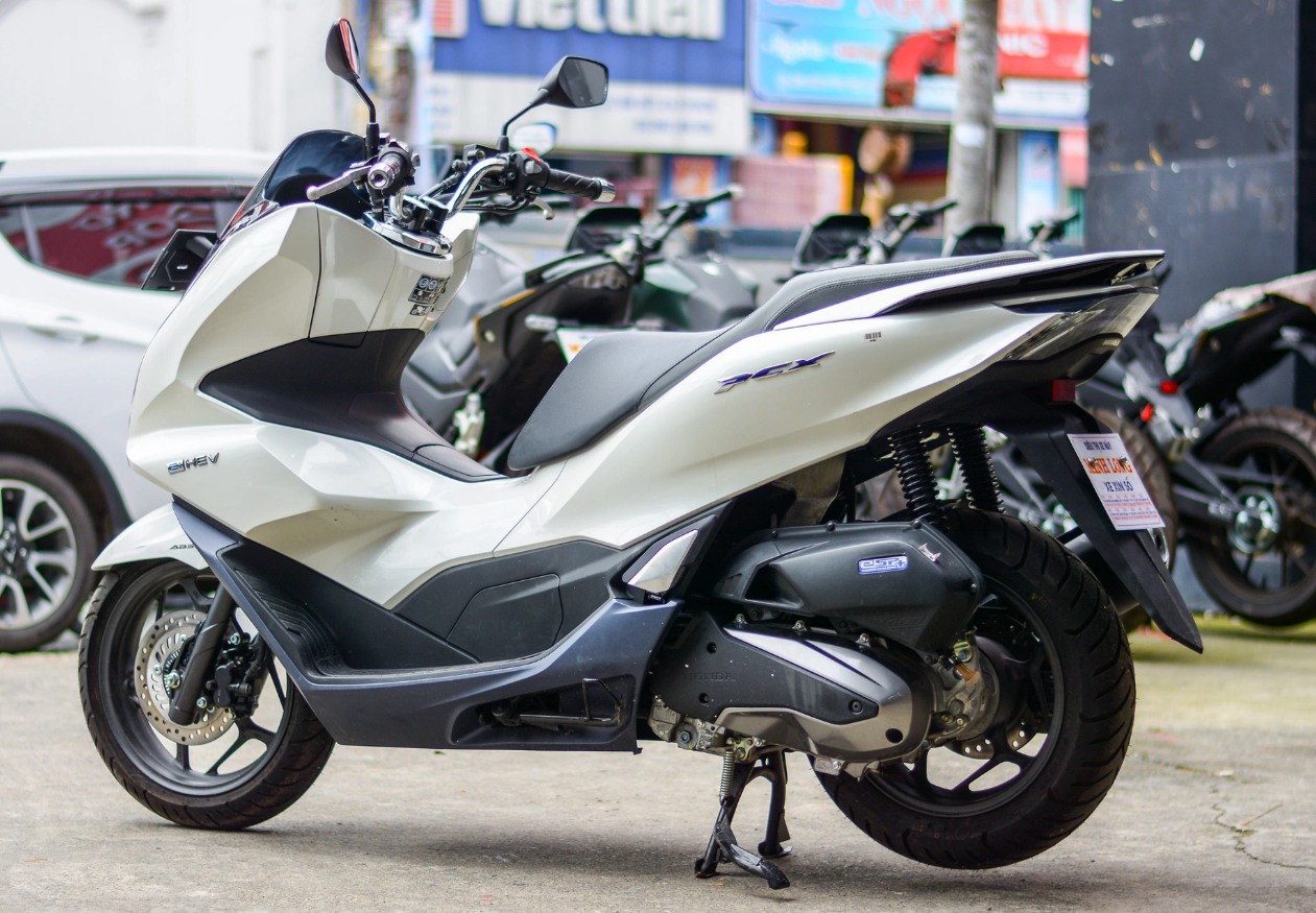Ảnh thực tế Honda PCX e:HEV 2022 vừa về đại lý, giá 99 triệu đồng