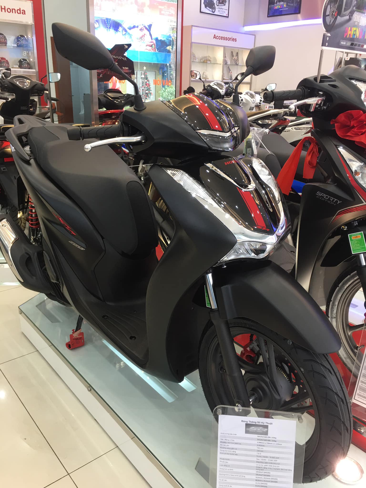 Ảnh thực tế Honda SH 160 vừa ra mắt tại đại lý, đội giá tới 30 triệu đồng