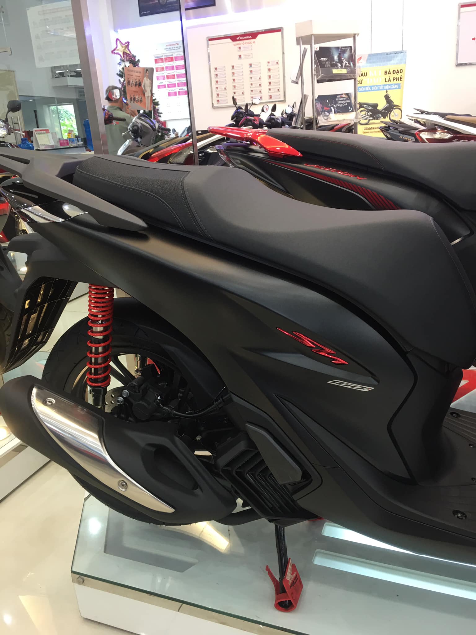 Ảnh thực tế Honda SH 160 vừa ra mắt tại đại lý, đội giá tới 30 triệu đồng