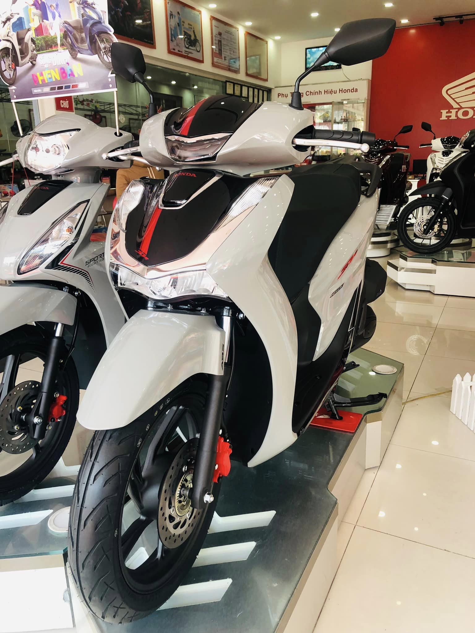 Ảnh thực tế Honda SH 160 vừa ra mắt tại đại lý, đội giá tới 30 triệu đồng