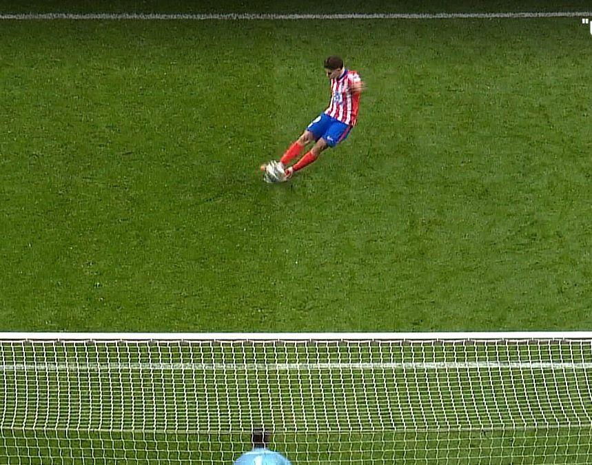 Vì sao Alvarez đá pen vào lưới Real Madrid nhưng vẫn bị hủy?