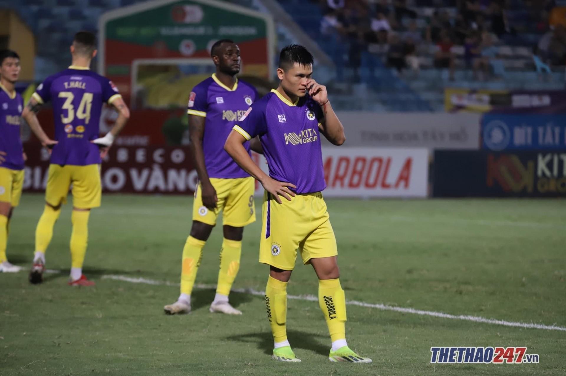 HLV Nhật Bản tiết lộ lý do để tiền đạo ĐT Việt Nam dự bị