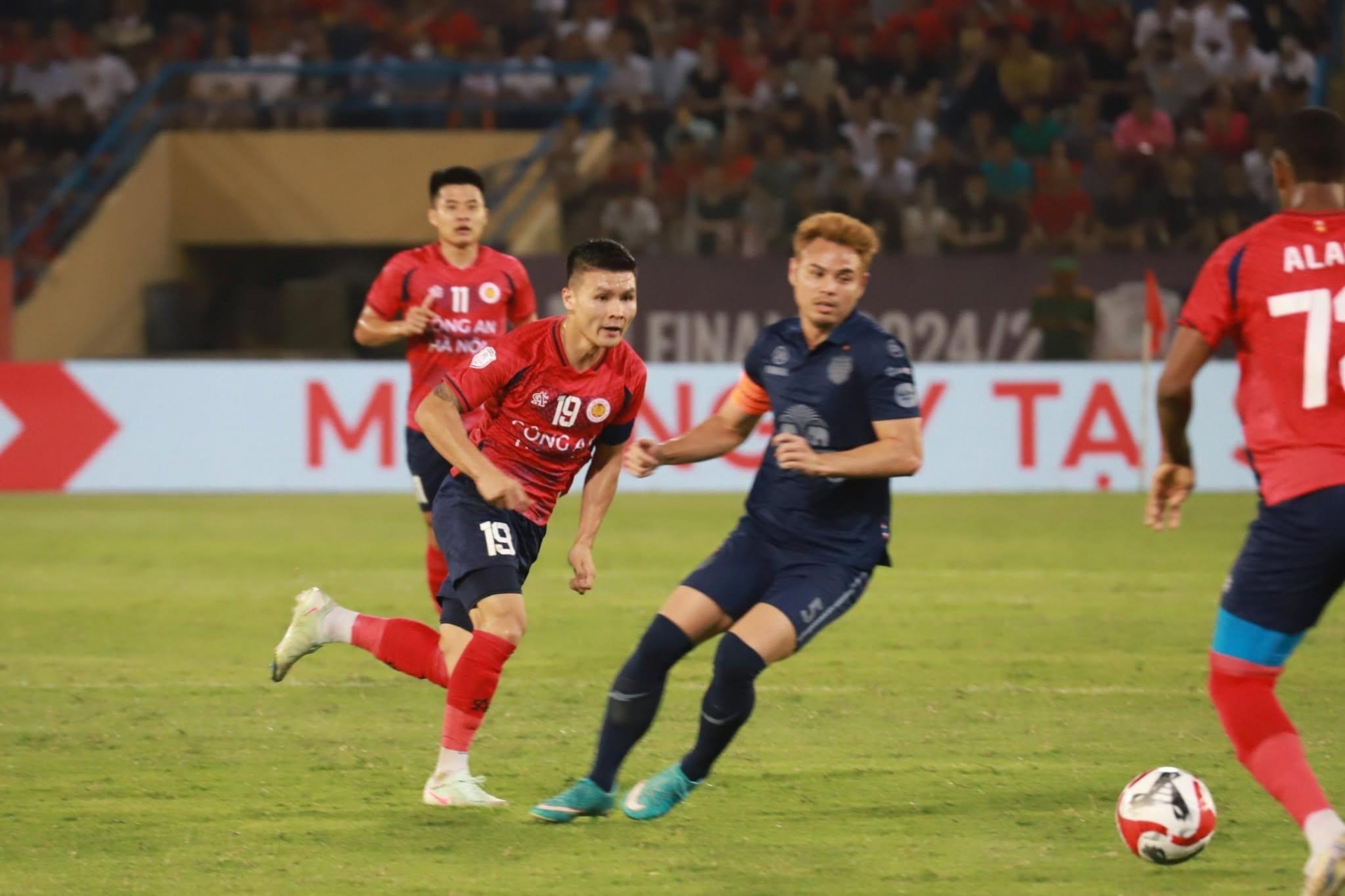 Theerathon trả lời đầy ẩn ý về màn đối đầu với Quang Hải