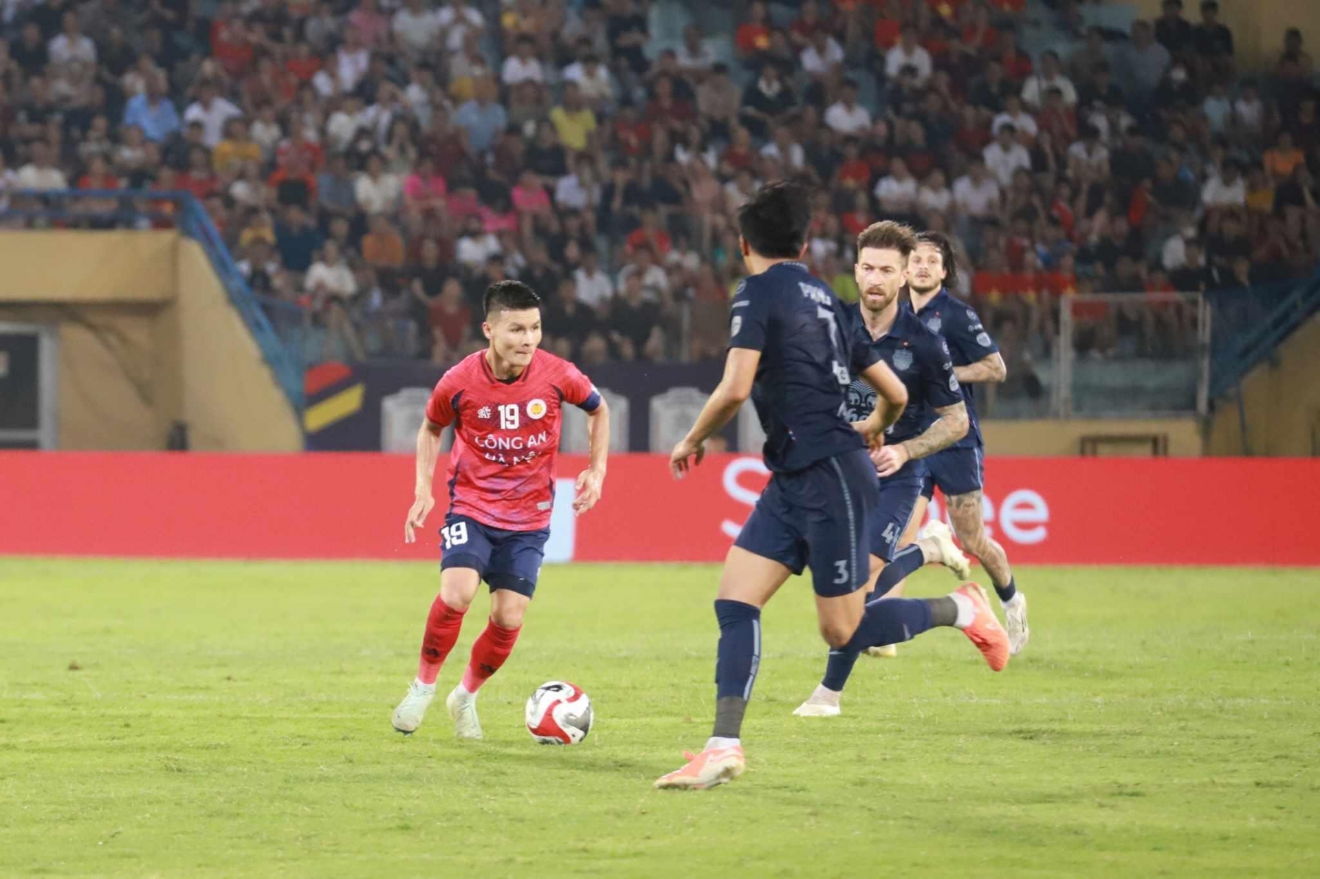 Theerathon trả lời đầy ẩn ý về màn đối đầu với Quang Hải