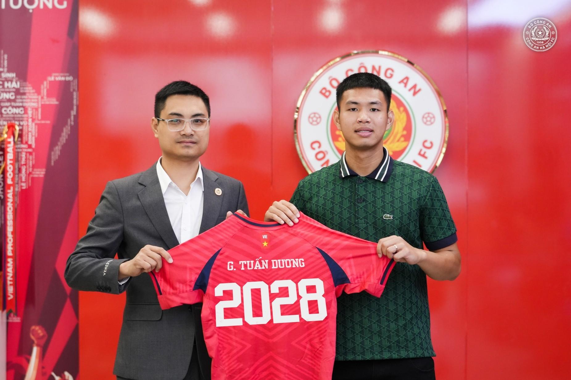 Thêm một cầu thủ quan trọng được CAHN ký hợp đồng