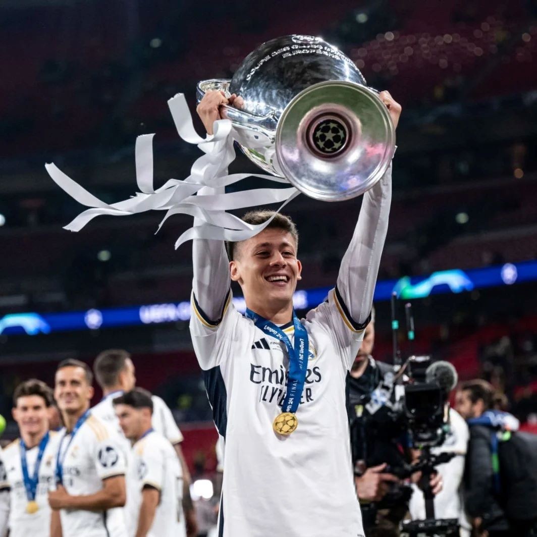 Arda Guler từ chối nâng cúp, Modric liền có hành động ấm lòng