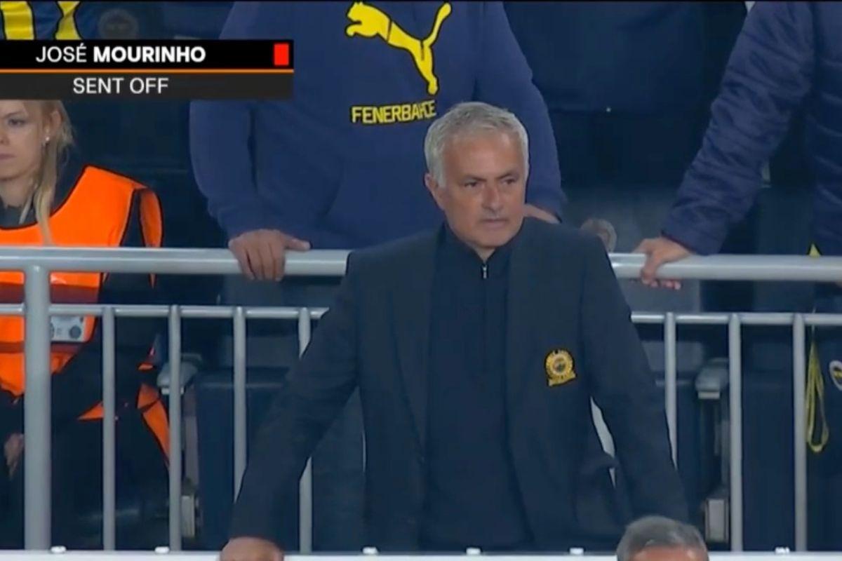 Jose Mourinho lại 'gây ấn tượng' với thẻ đỏ khi đối đầu MU