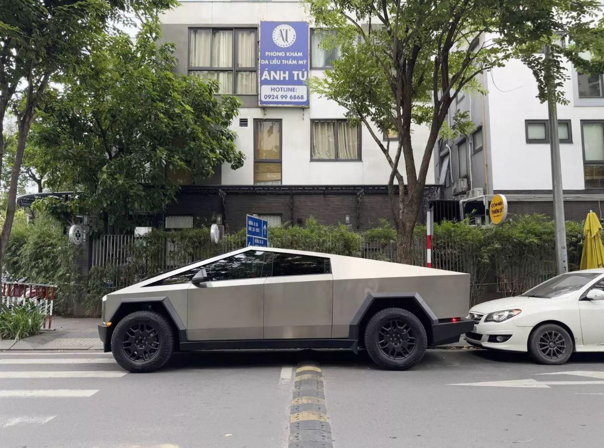 Tesla Cybertruck gây chú ý khi xuất hiện tại Thành phố Hồ Chí Minh với ...