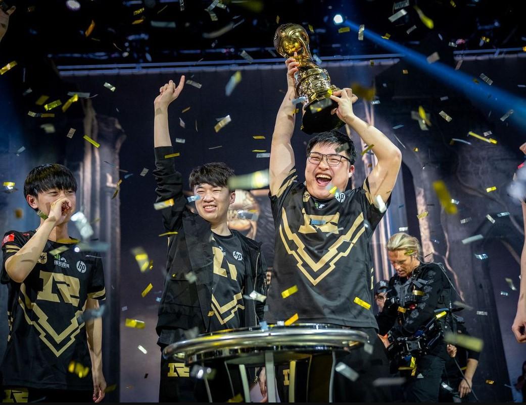 Uzi nhận tin sét đánh ngay sau khi nối gót Faker