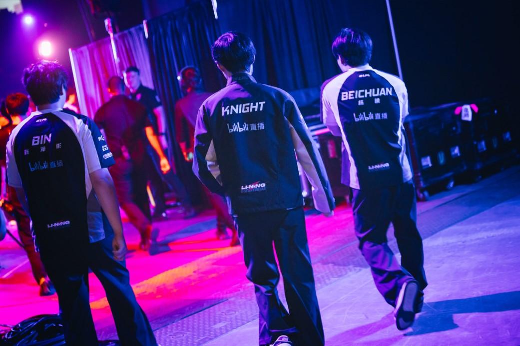 BLG Knight: "Tôi chẳng biết phải chơi gì để thắng nữa nên đành lấy Akali"