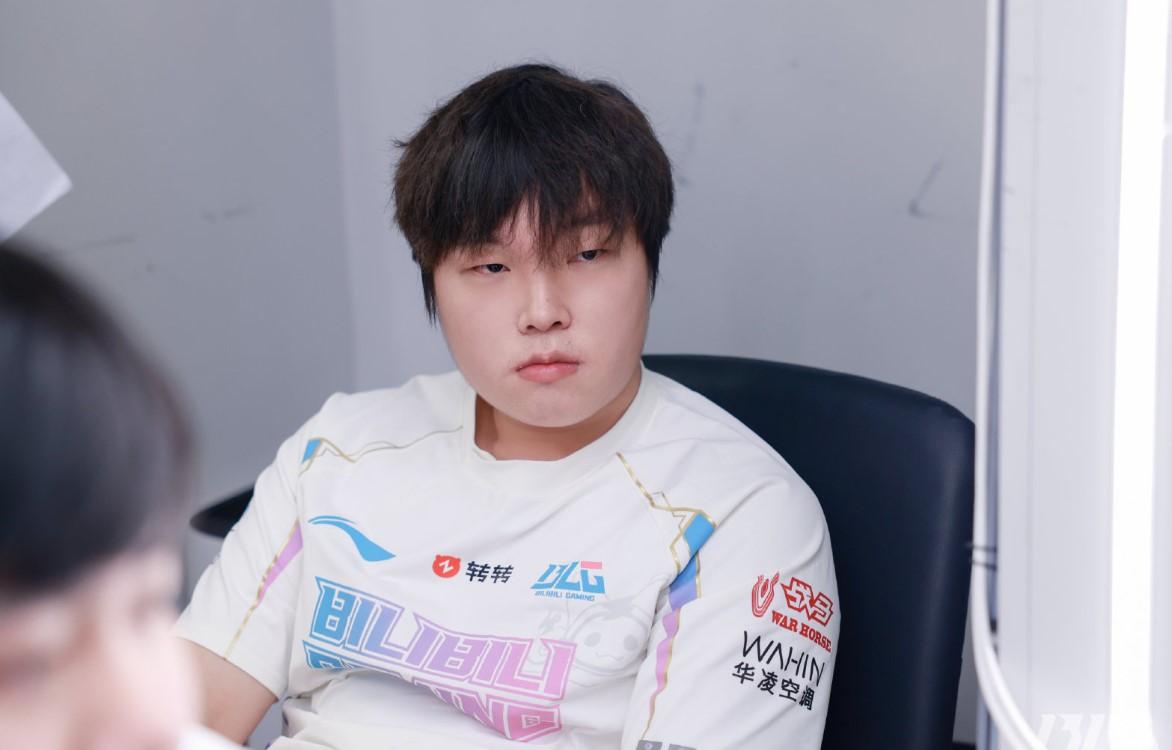 BLG Bin gửi lời 'yêu thương' tới T1 ngay sau khi vô địch LPL