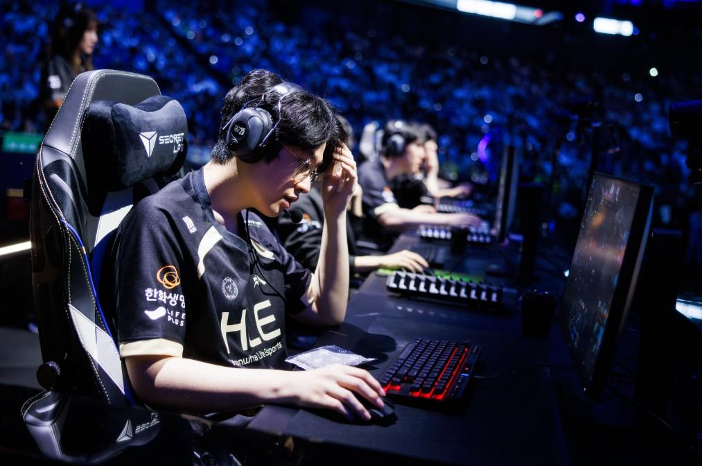 Zeus khiến fan HLE đứng ngồi không yên với động thái đầy bất ngờ