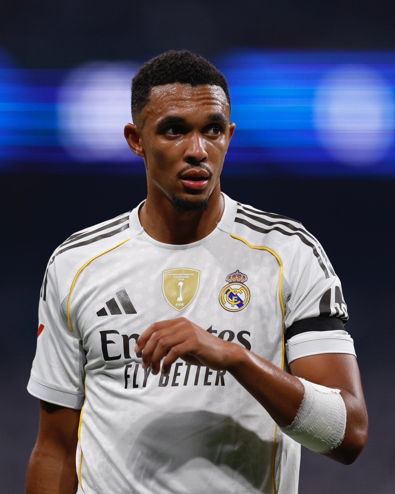 Real Madrid thắng nhưng... chưa đã