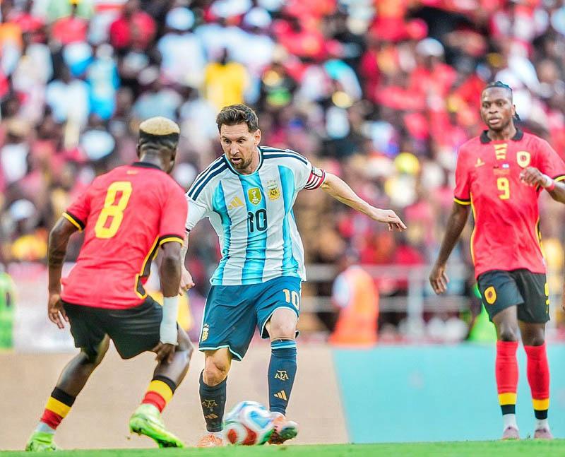 Bàn thắng lịch sử của Messi vào lưới Angola