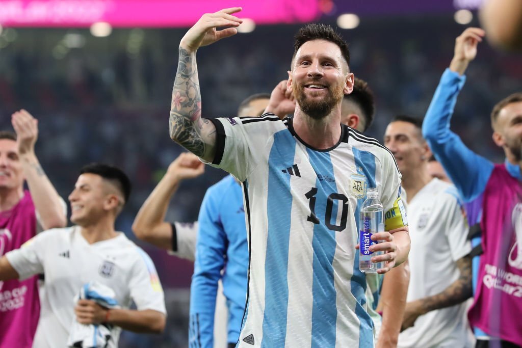 Messi ba lần 'qua mặt' Ronaldo trong ngày trọng đại của sự nghiệp