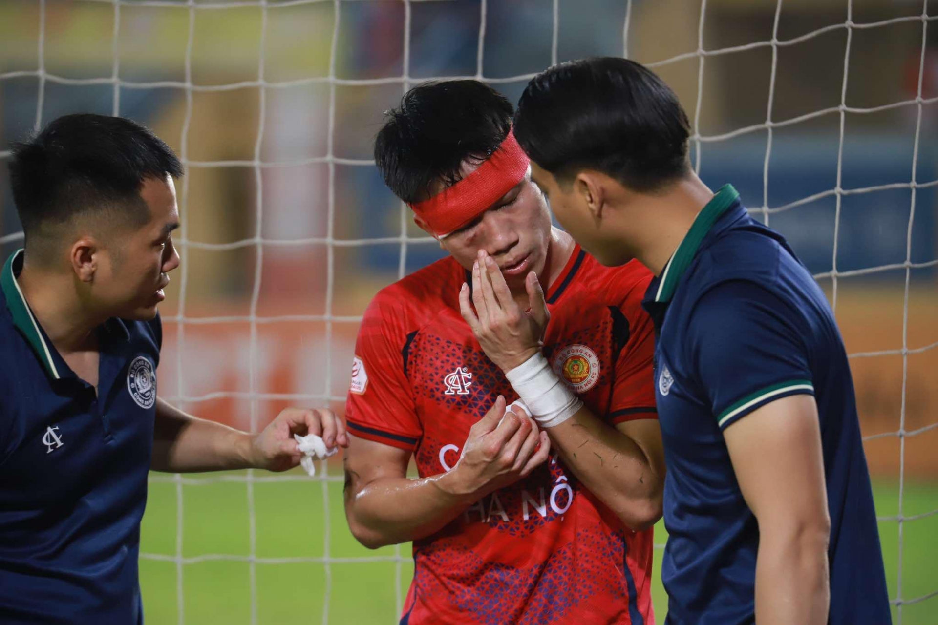 Tiền vệ CAHN phải nhập viện ngay giữa trận