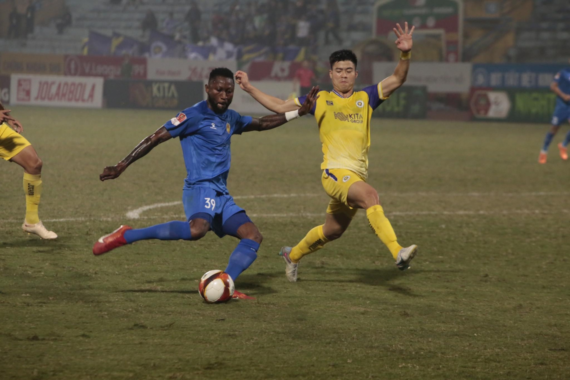 Tân binh V-League chiêu mộ Hoàng Vũ Samson