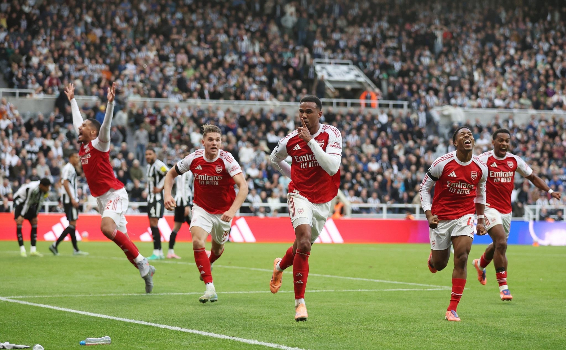 Vòng 6 Ngoại hạng Anh: Ông lớn gục ngã, Arsenal thổi bùng cuộc đua vô địch