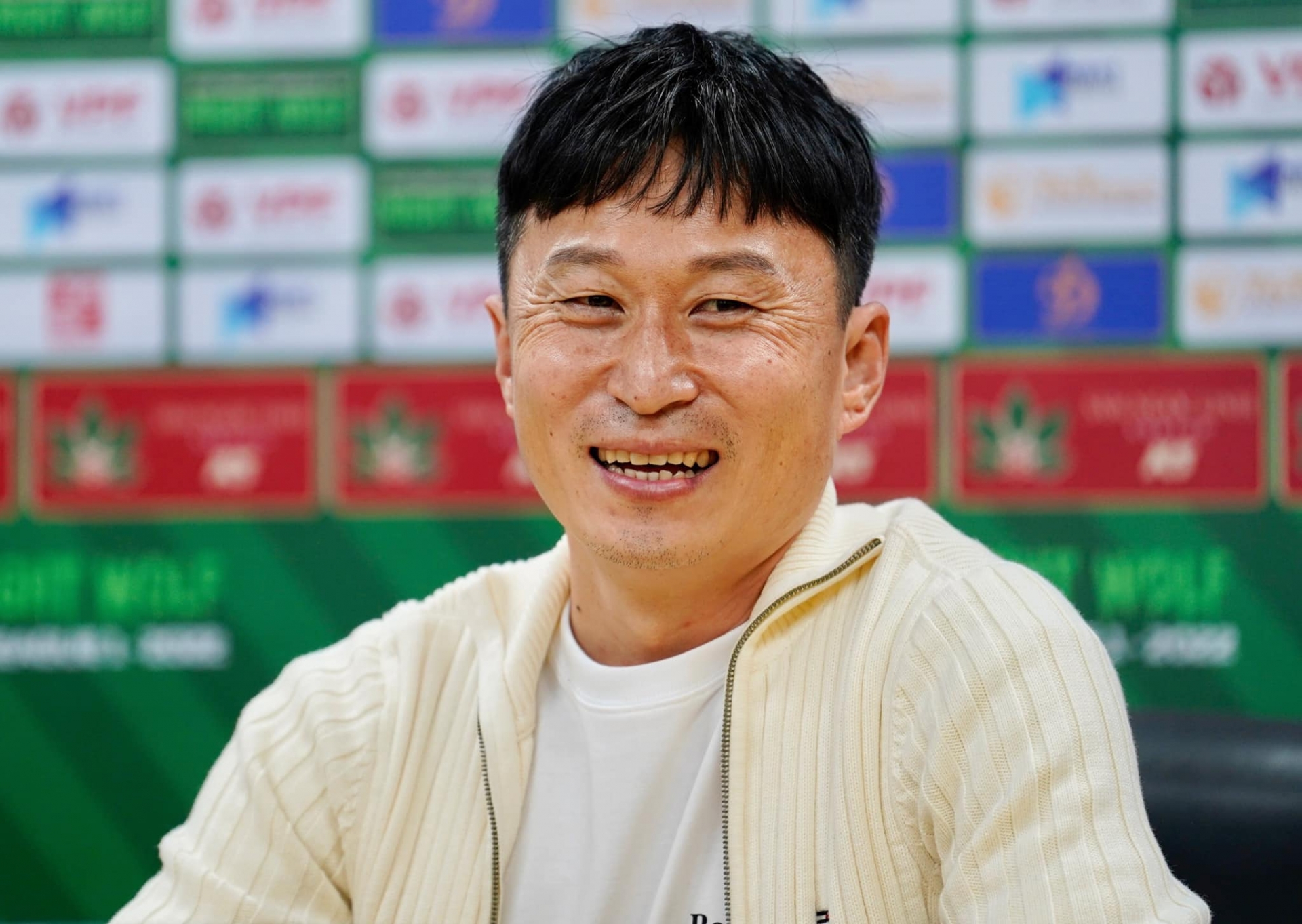 HLV Hàn Quốc nhận xét đội của bầu Hiển 'xuất sắc nhất Việt Nam'