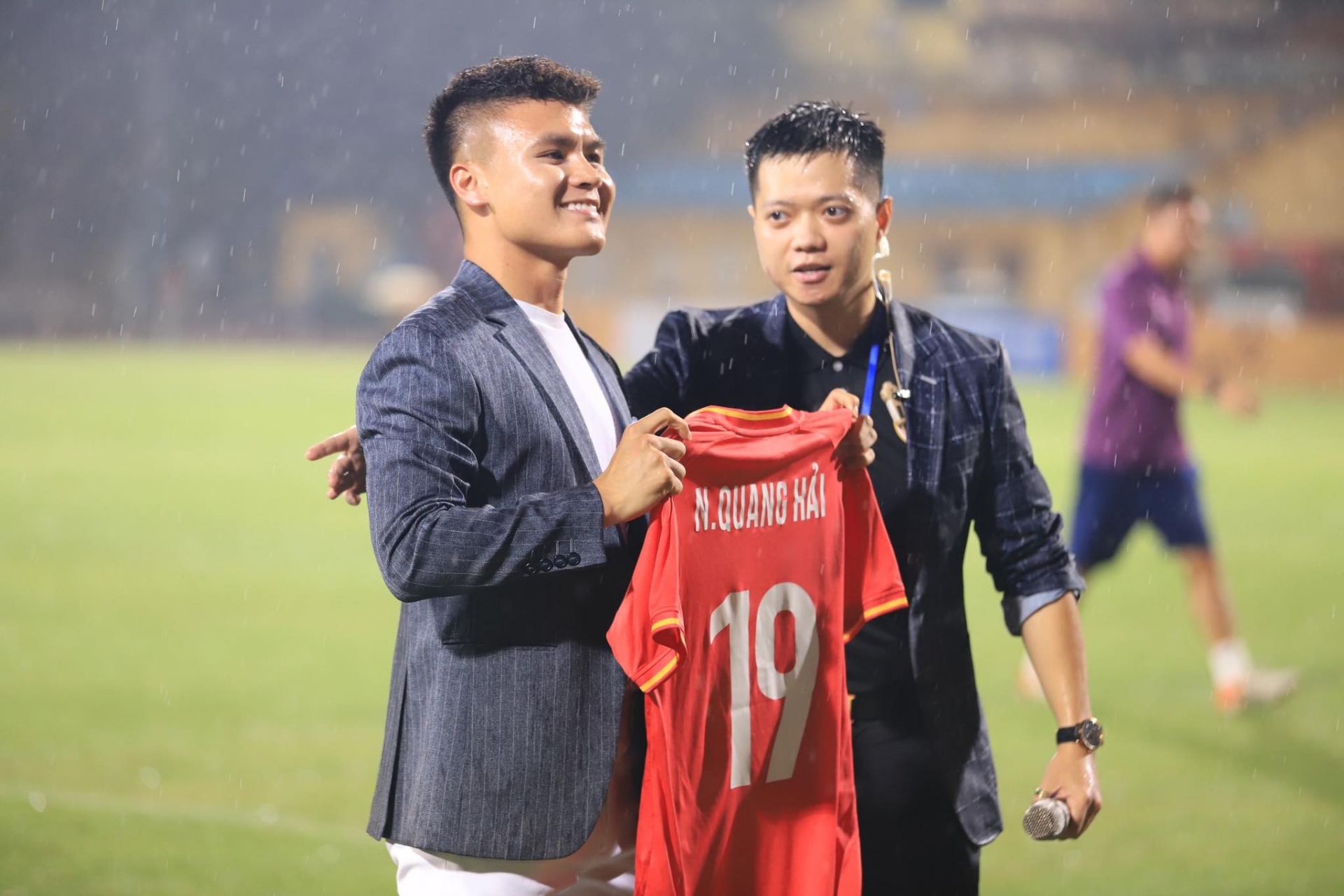 Quang Hải lần đầu xuất hiện trong màu áo CLB CAHN