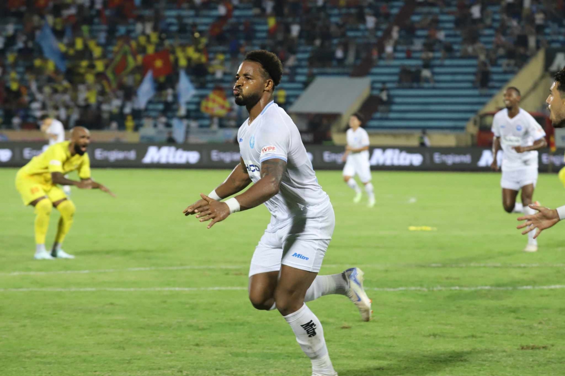 Vừa giành Siêu cúp, Rafaelson 'bắn tín hiệu' đến ĐT Việt Nam