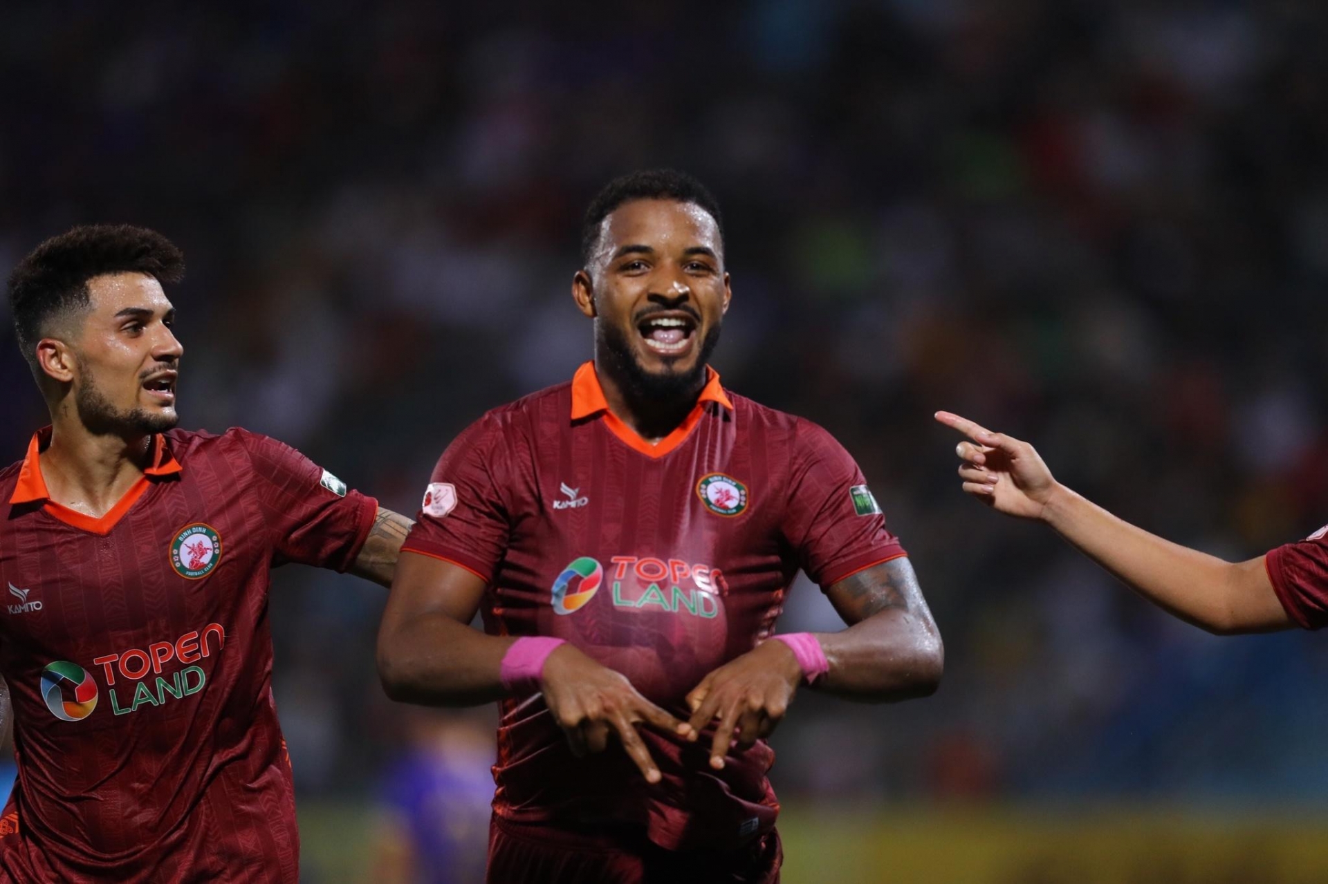 Nguyễn Xuân Son - Rafaelson, cầu thủ gốc Brazil ghi 2 bàn cho ĐT Việt ...