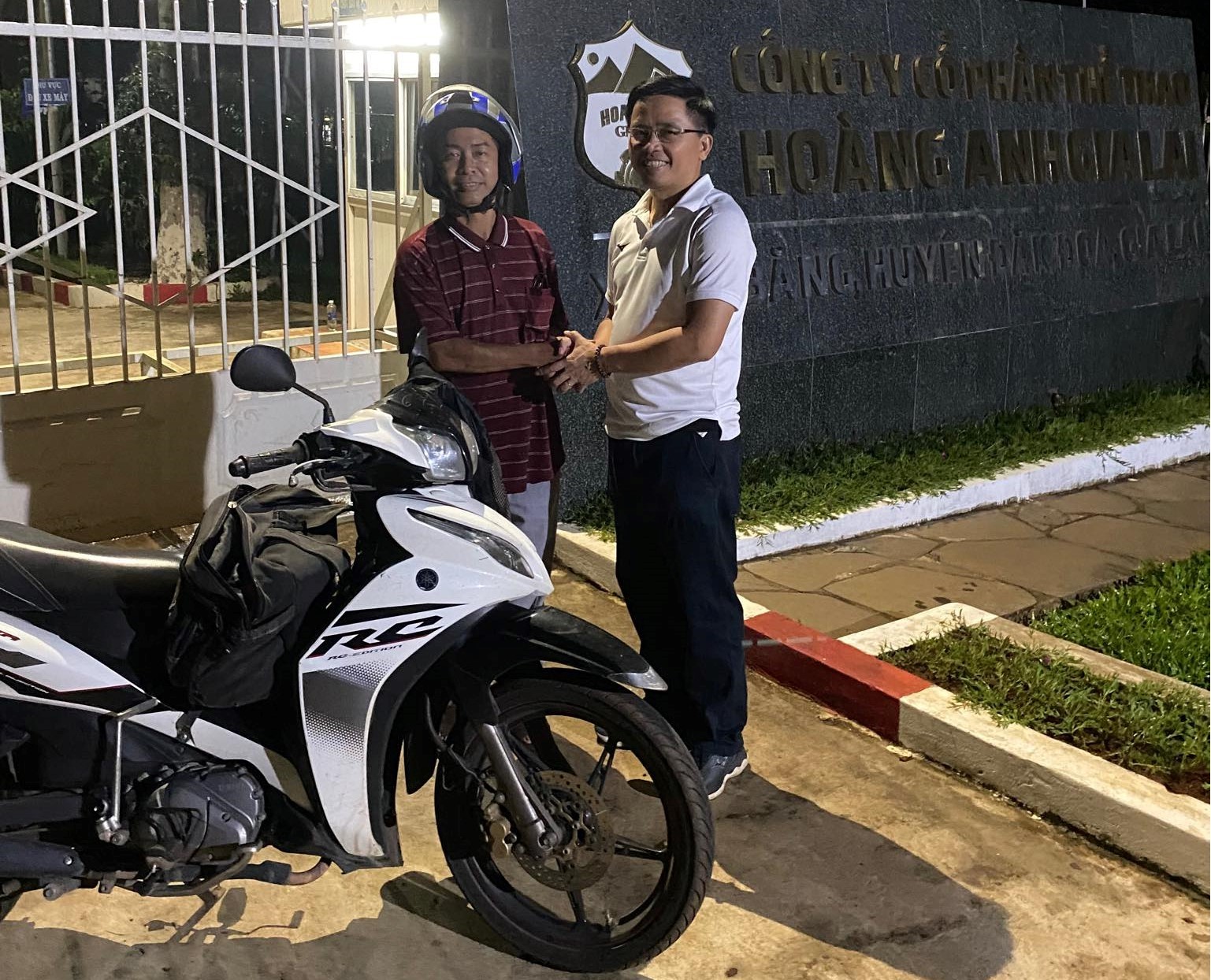 Thầy giáo vượt hơn 500km để cổ vũ trận HAGL gặp Hà Nội FC