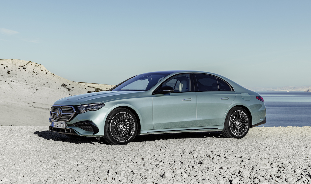 Mercedes E-Class 2023 ra mắt: "Bạt ngàn" tính năng công nghệ mới
