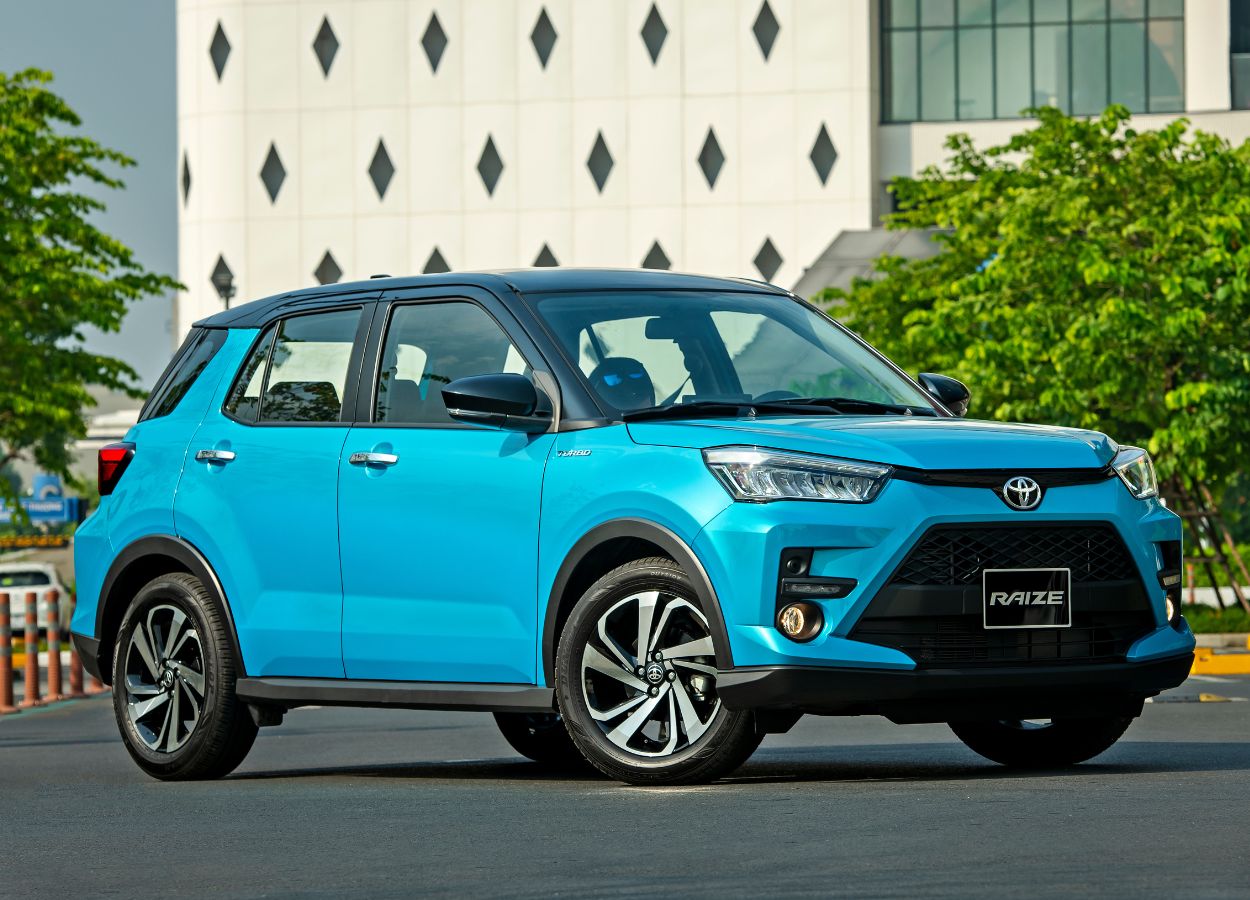 Toyota giảm giá bán Raize và Yaris Cross sâu kỷ lục, song đấu Sonet và ...