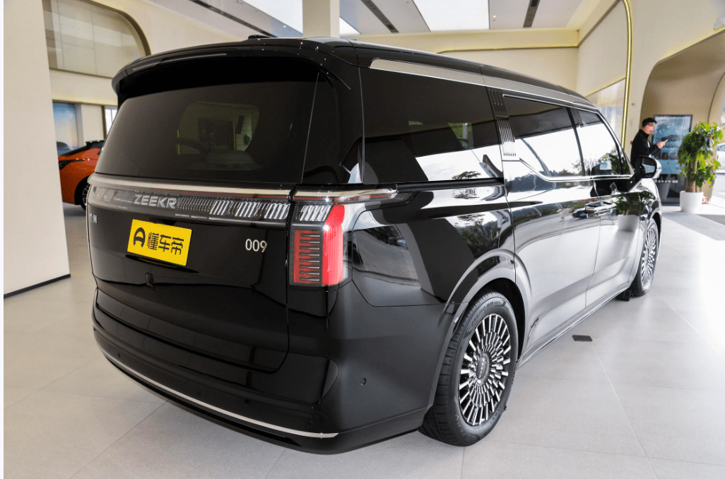 MPV điện Zeekr 009 2024 ra mắt: Lưới tản nhiệt ‘biến hóa’ linh hoạt, tầm hoạt động hơn 800 km