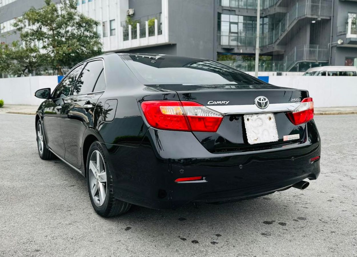 Toyota Camry 10 năm tuổi trượt giá ngang một chiếc Mazda CX-5