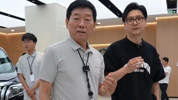 Chủ tịch tập đoàn xe hơi nổi tiếng tự ‘giáng chức’ xuống làm sale ô tô