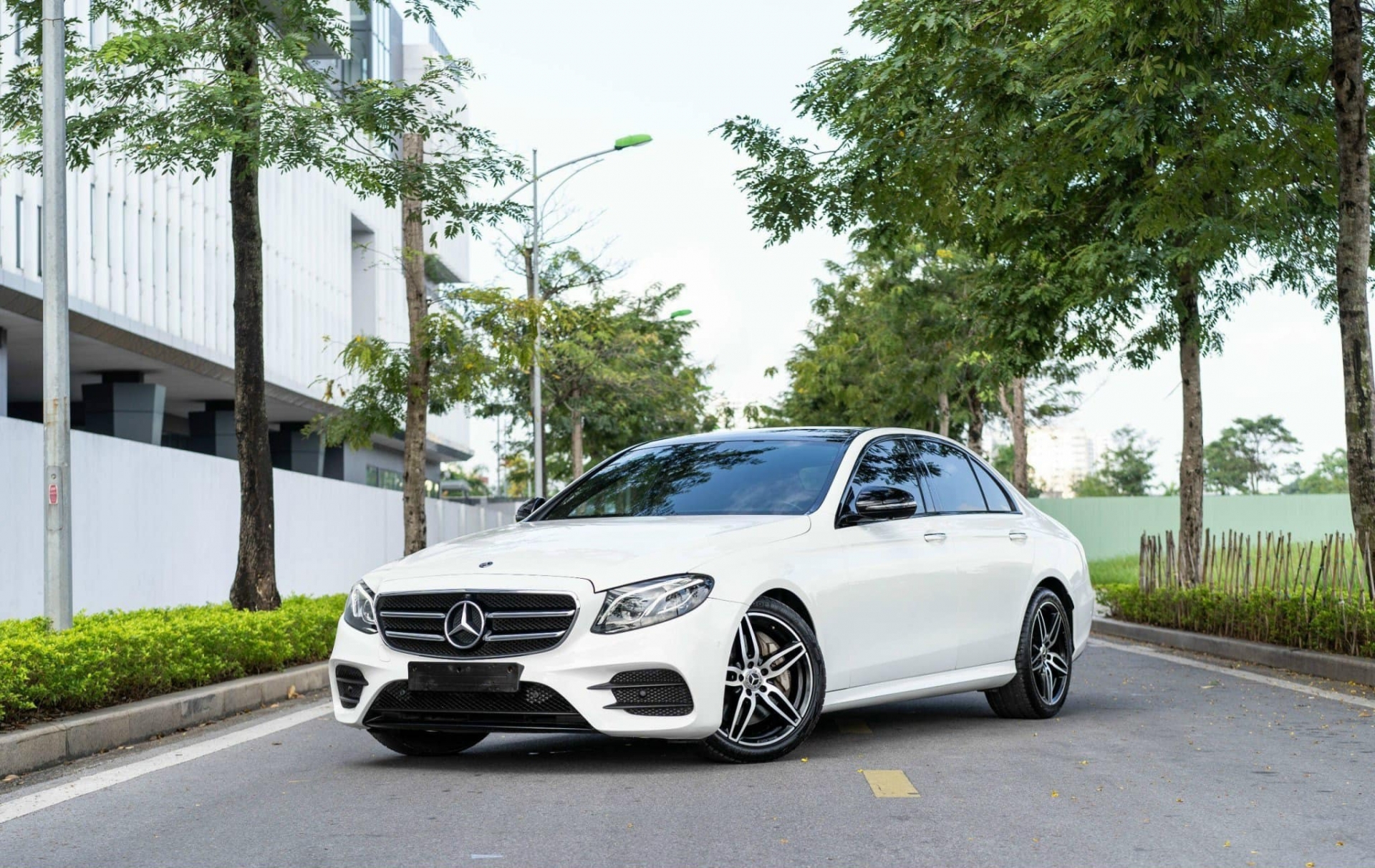 Sau 3 năm lăn bánh, Mercedes-Benz E300 AMG chấp nhận bán "lỗ" tới hơn 1 ...