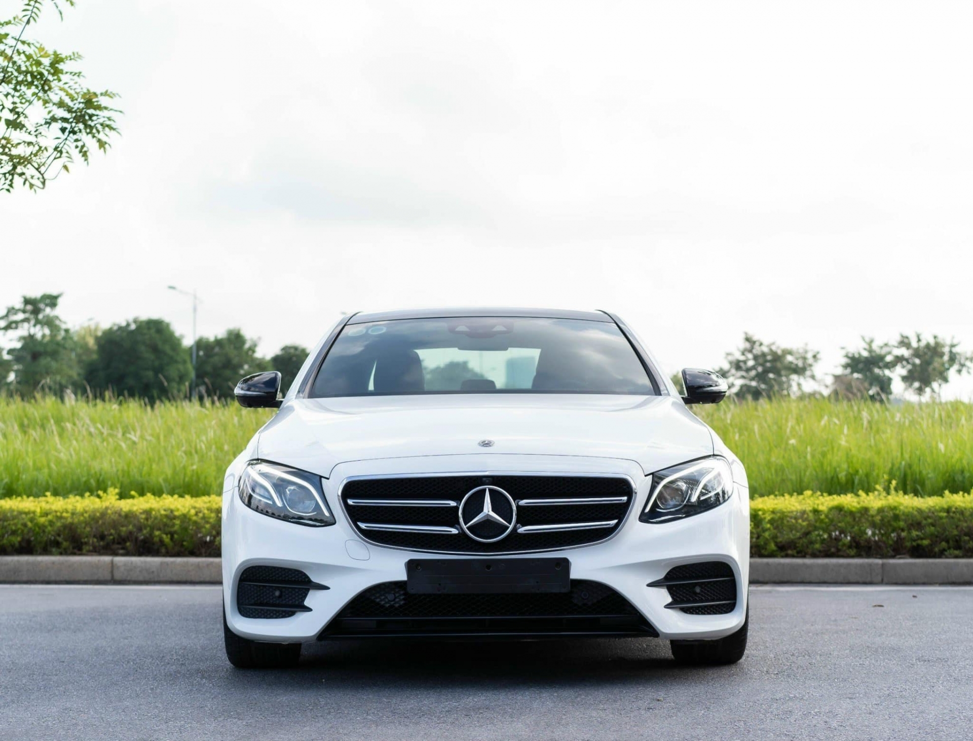 Sau 3 năm lăn bánh, Mercedes-Benz E300 AMG chấp nhận bán "lỗ" tới hơn 1 ...