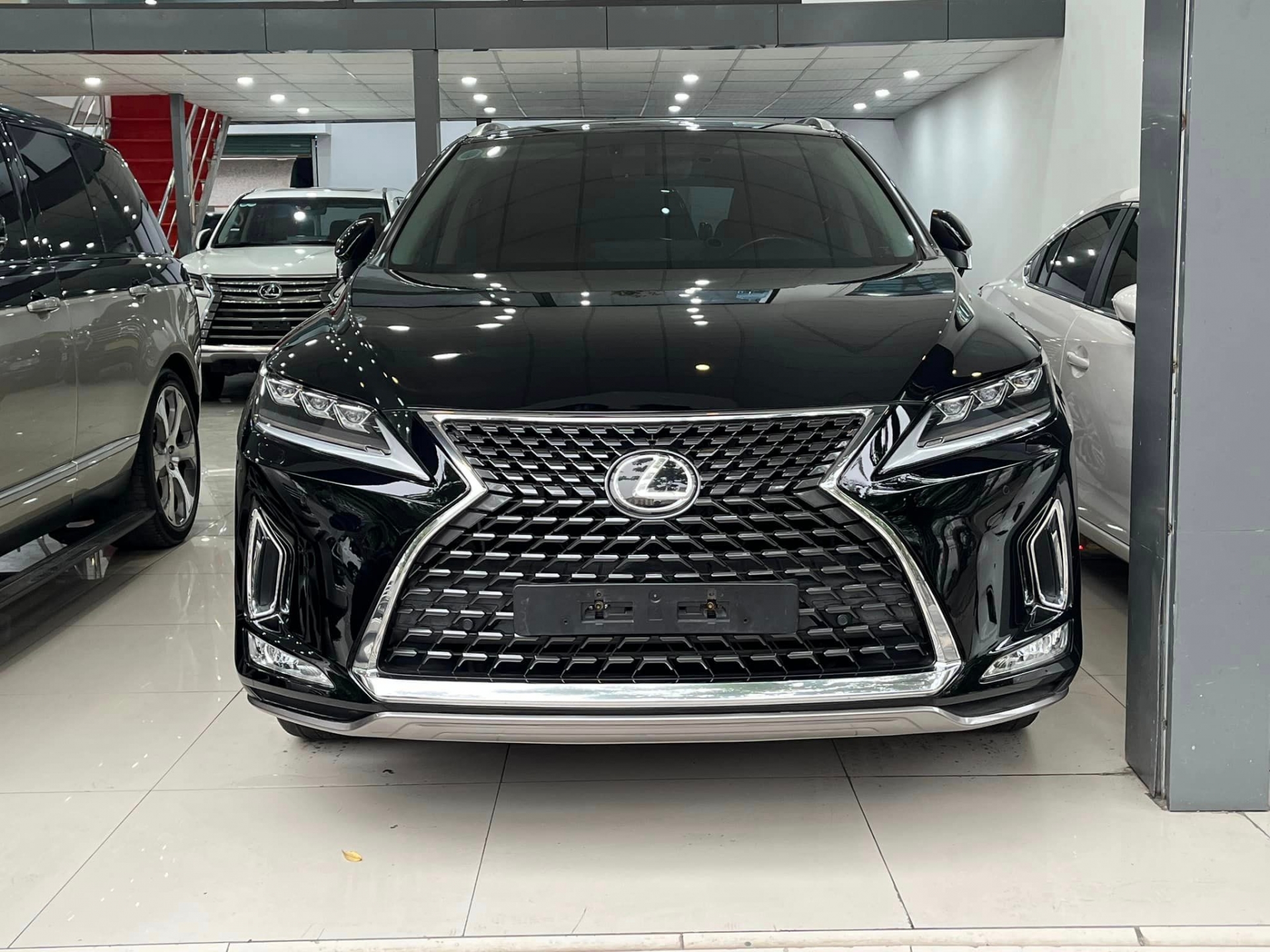 Lexus RX 300 cũ xuống giá khó tin sau 4 năm lăn bánh