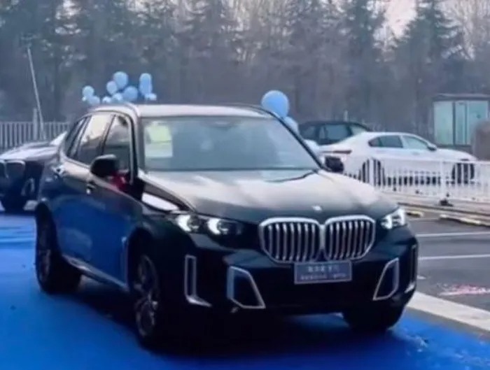 Công ty chơi lớn mua 16 xe BMW thưởng Tết cho nhân viên gây sốt cộng đồng mạng