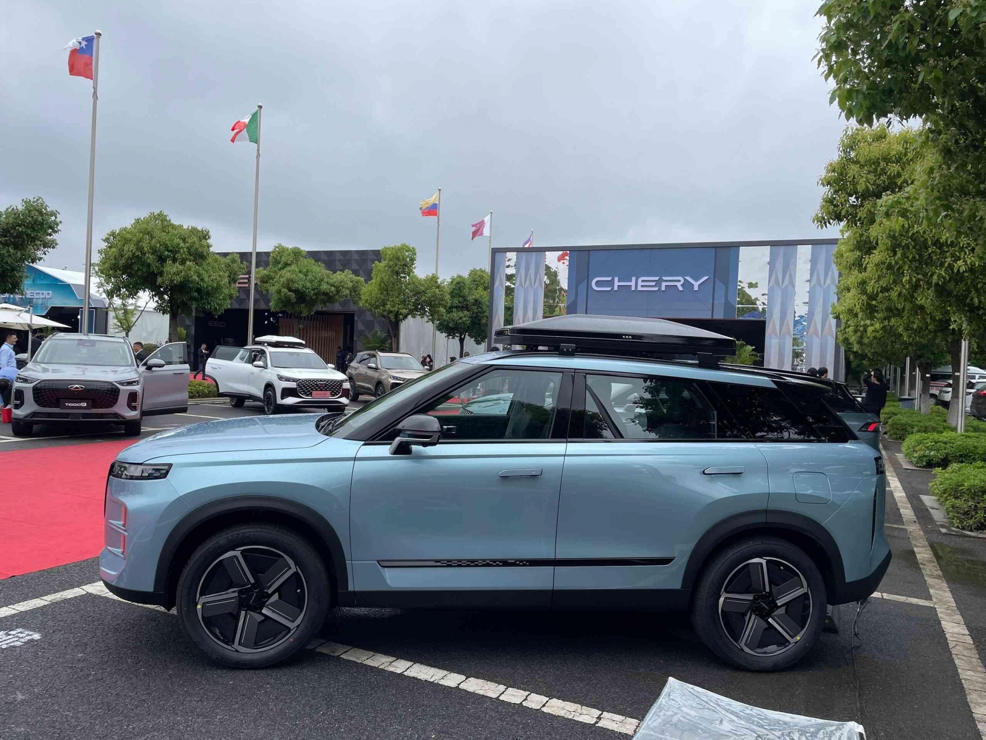 Ảnh thực tế Jeacoo J7 PHEV sắp về Việt Nam: Tầm vận hành 1.200 km, cạnh ...