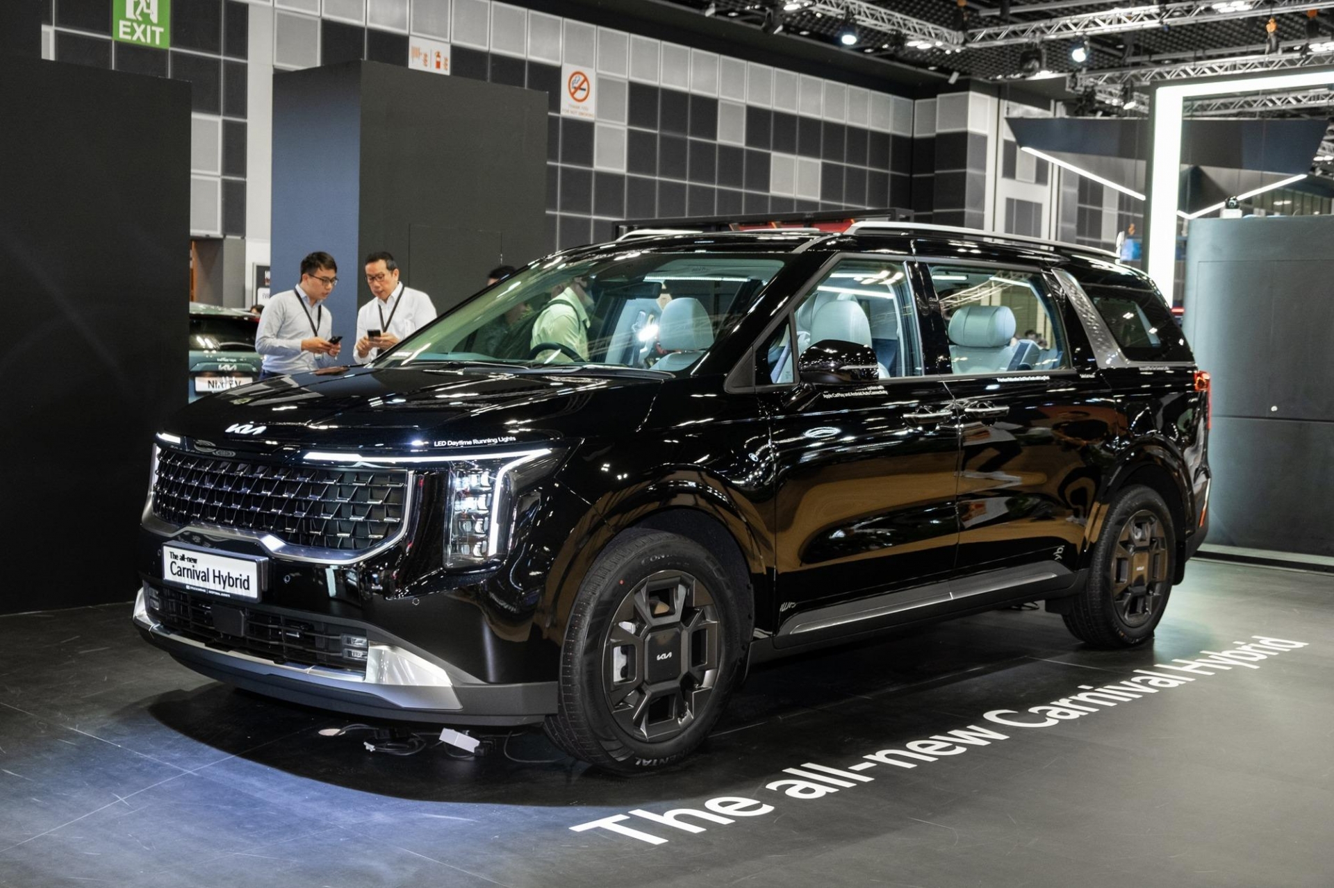 Kia Carnival hybrid 'rục rịch' ra mắt Việt Nam, đại lý báo giá gần 1,85 ...